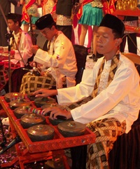 Lestarikan Gambang Kromong, Teater Abnon Pentaskan Sandiwara â€œSoekma ...