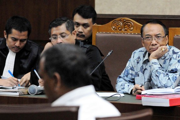 Menopang Dagu Nyimak Saksi