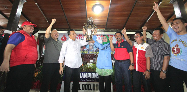 Angkat Piala