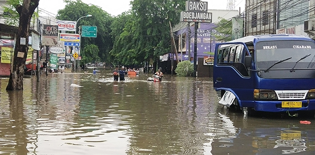 Akses Jalan Utama Kota Bekasi Terputus Akibat Banjir