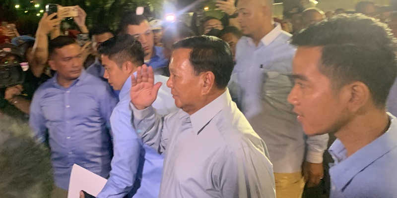Tiba di KPU, Prabowo-Gibran Hanya Senyum kepada Awak Media